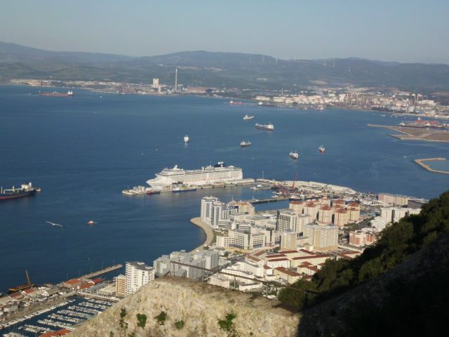 Zdjęcia: Port, Gibraltar, Gibraltar port i góry Atlas w Afryce, GIBRALTAR