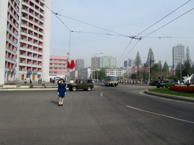 Zdjęcia: PHENIAN, AZJA, POLICJANTKA REGULUJACA RUCHEM NA ULICACH ...