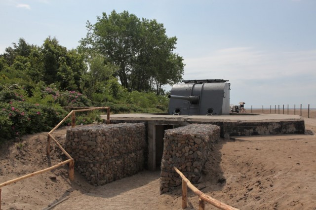 Zdjęcia: Hel, Pomorze, Działo, część systemu obrony Helu z 1939 , POLSKA