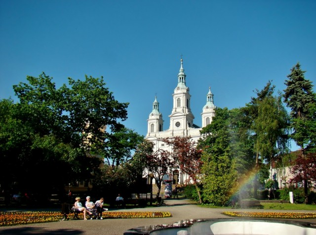 Zdjęcia: Radomsko, województwo łódzkie, Skwerek z tęczą i kościół św ...