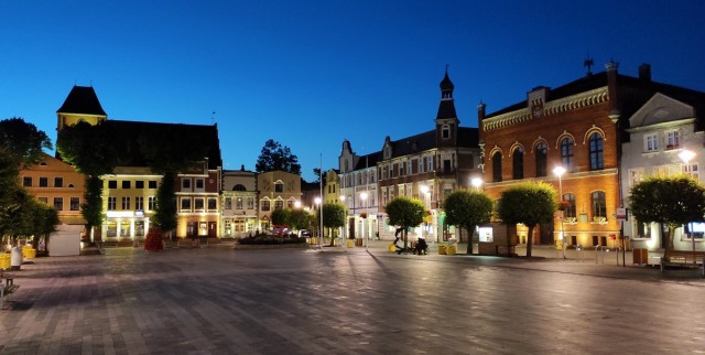 Zdjęcia: Puck, pomorskie, Rynek w Pucku nocą, POLSKA