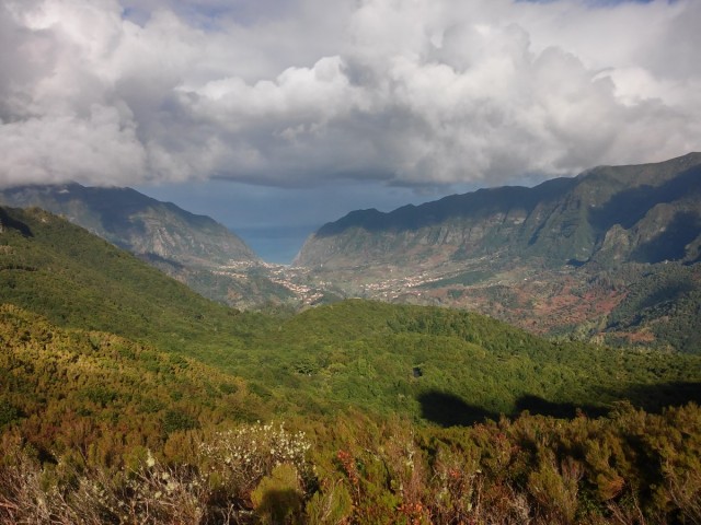 Zdjęcia: góry Madery, madera, zieleń chmury i ocean, PORTUGALIA
