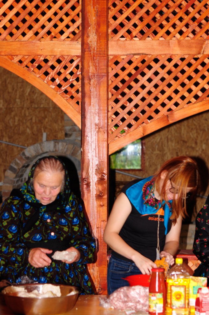 Zdjęcia: Vama, Satu Mare, Nauka gotowania Sărmăluţe, RUMUNIA