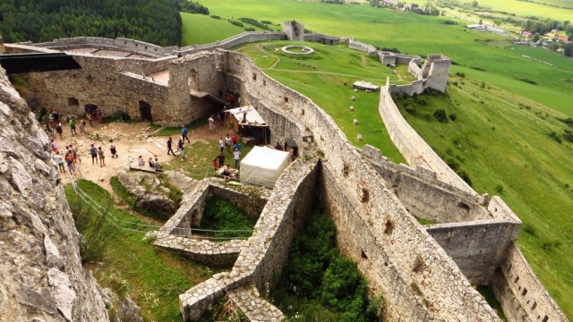 Zdjęcia: okolice Spiskiego Podgrodzia, Spisz, dziedzińce strona ...