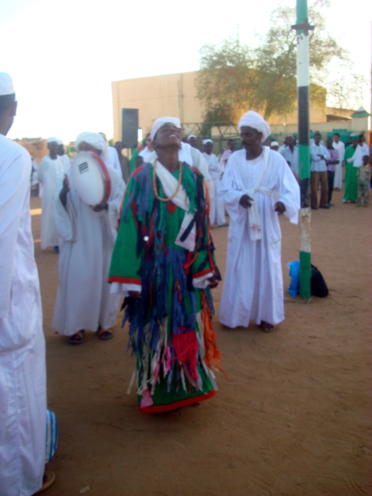 Zdjęcia: CHARTUM - DERWISZ W TRANSIE TANCZY WOKOL MECZETU, AFRYKA ...